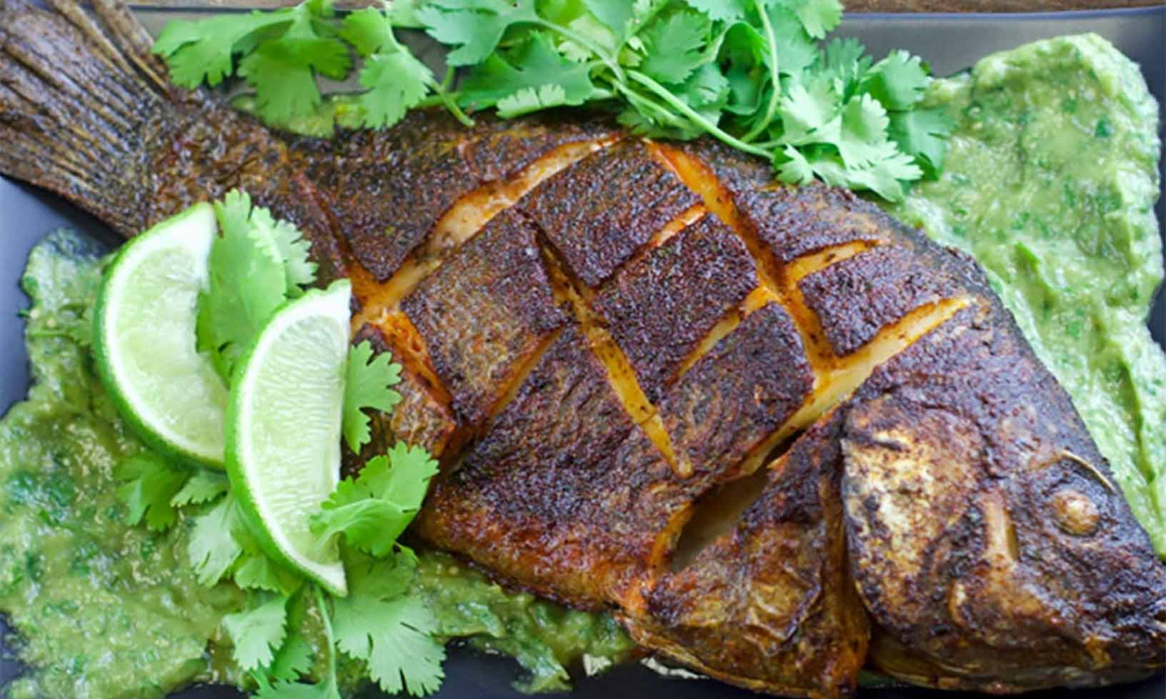Mojarra entera horneada con salsa de tomatillo y aguacate | Regal Springs